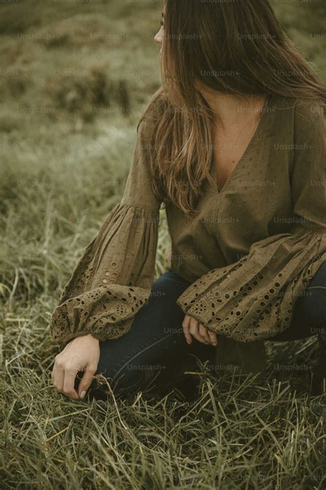Foto Una Mujer Sentada En La Hierba Con Los Ojos Cerrados Suéter
