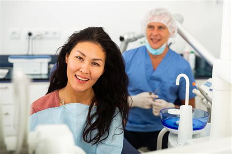 치과 의자에 앉아 웃고 있는 아시아 여성 환자의 초상화 2명에 대한 스톡 사진 및 기타 이미지 2명 30 34세 35 39세 Istock