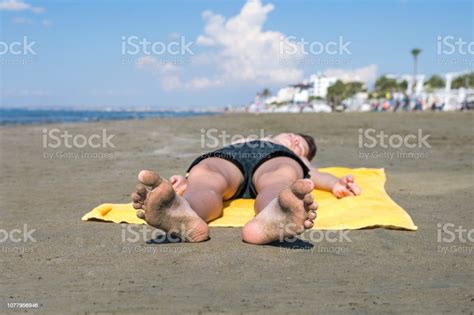 십 대 소년 노란색 타월에 속이 고 착륙 비행기 아래 해변에서 Sunbathes 아이 들과 함께 비행기에 여행 맥켄지 비치 라