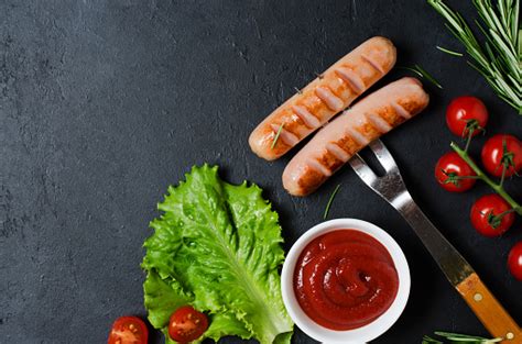 금속 포크에 튀긴 구운 소시지 케첩 체리 토마토 로즈마리 건강에 해로운 식단 어두운 배경 복사 공간 가공육에 대한 스톡 사진 및 기타 이미지 Istock