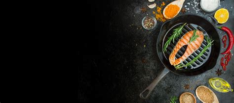 아로마 허브 향신료 야채를 팬에 곁들인 연어 스테이크 구이 해산물 배너 요리 개념입니다 요리 배경 테이블 배경 메뉴입니다 복사 공간 강황에 대한 스톡 사진 및 기타 이미지