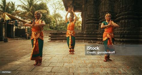 화려한 사리를 입고 바라타나티얌을 춤추는 전통 의상을 입은 인도 여성의 초상화 고대 사원에서 민속 무용 안무를 추는 세 명의 표현력 있는 젊은 여성 인도 인도아 대륙에 대한