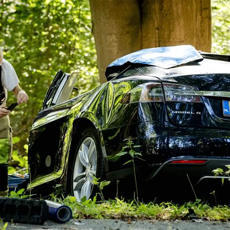 Tesla Driver Says Self Driving Mode Crashed Her Car Into A T