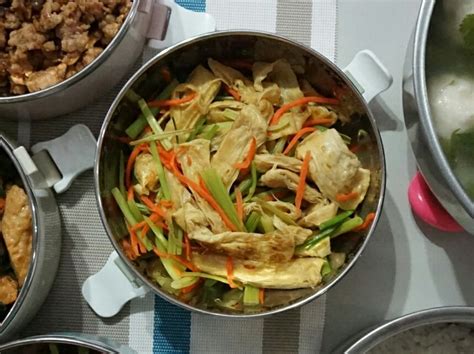 露營簡單料理。芹菜豆皮 By 露營趣。簡單上菜。 愛料理