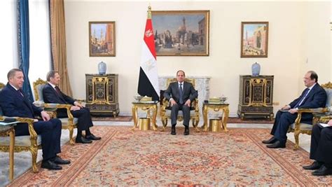 الرئيس السيسي يستقبل رئيس المخابرات الروسية بحضور اللواء عباس كامل