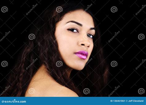 De Naakte Aantrekkelijke Spaanse Vrouw Van Het Schouderportret Op