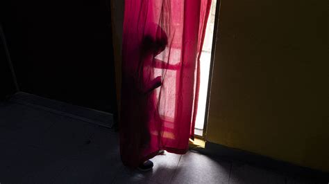 Video Rescatan A Un Niño Que Fue Abandonado Y Encadenado Por Su Mamá Y