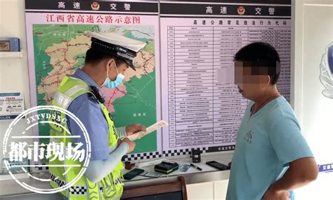 多人穿拖鞋开车被查，交警：很凉快，很危险刹车