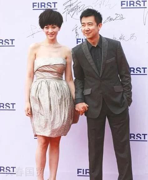 李小冉前男友鄢颇携家人外出就餐 现任妻子首曝光 ＊ 阿波罗新闻网