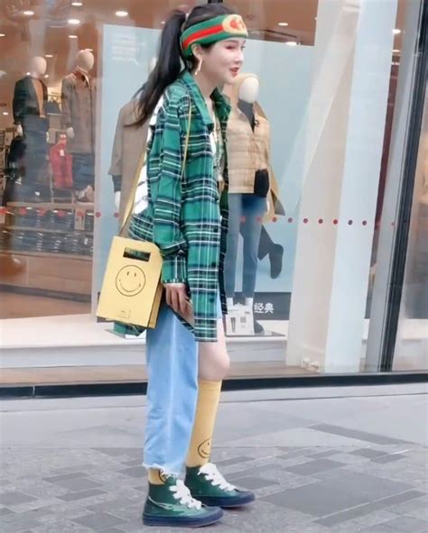 趙本山的女兒球球為「博眼球」，將褲子「剪」去一半，意外潮跪 每日頭條