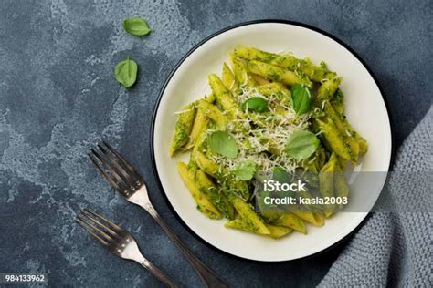 파 르 마 치즈와 바 질 Penne Rigate 파스타 회색 빈티지 오래 된 구체적인 배경에 세라믹 접시에 단풍 선택적