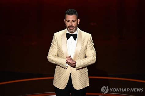 트럼프에 잽 날렸다오스카 진행자 감옥 갈 시간 발언 화제 연합뉴스