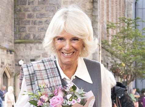 Camilla Parker Bowles Toute Nue En Train De Faire Le Ménage Limage à
