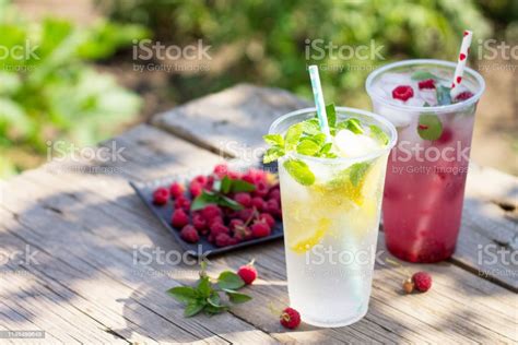 차가운 음료 상쾌한 여름 음료 레몬 나무 식탁에 바 질과 얼음으로 상쾌한 여름 음료 라즈베리 0명에 대한 스톡 사진 및 기타 이미지 Istock