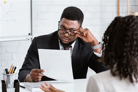 엄격한 남성 인사 관리자 읽기 이력서 현대 사무실에서 고용 인터뷰 중 의심 구직자를보고 객실 있음에 대한 스톡 사진 및 기타 이미지 객실 있음 검색 경영자 Istock