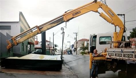 Temporal Com Ventos Fortes Causa Estragos E Derruba Placa De 2
