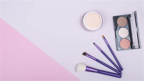 전문 장식 화장품 메이크업 도구 및 색상 배경에 액세서리 세트 아름다움과 패션 개념입니다 평면도 플랫 레이 복사 공간 0명에 대한 스톡 사진 및 기타 이미지 Istock