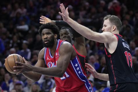 Nba Joel Embiid Plays Through Ankle Injury 76ers Defeat Raptors