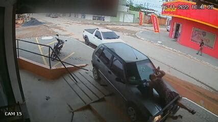 Carro perde o controle invade calçada e atropela mulher vídeo Goiás G