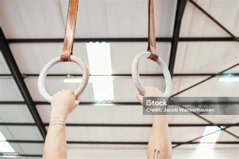 손 반지 및 체조는 운동 근력 운동 또는 체육관에서 연습을 위한 피트니스에 있습니다 운동 선수 체조 선수 또는 곡예사의 손이