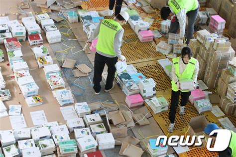 학교마다 새 학기 준비 뉴스1