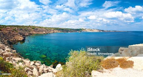 키프로스 케이프 그레코 근처만의 파노라마 뷰를 제공 하는 이미지 록 키 언덕에 대 한 깊은 녹색 투명 에메랄드 물 근처 바위 해안선 놀라운 구름 풍경입니다 가을의 따뜻한 날