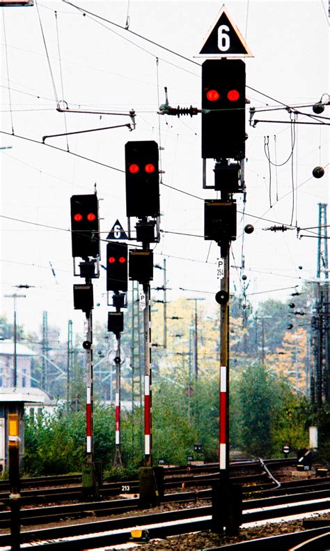 무료 이미지 선로 수송 차량 가로등 전기 간판 레인 조명 신호등 미술 전등 도시 지역 옥외 구조물 신호 장치 2043x3406 3622