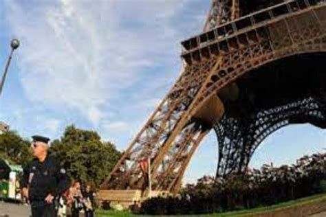 France une touriste vi0lée dans les jardins de la Tour Eiffel la