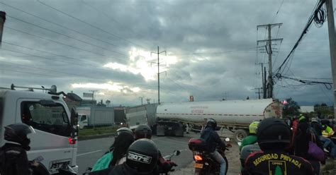 Monumental Trancón Tras Accidente Entre Un Camión Y Un Furgón En La Entrada