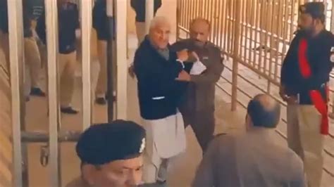 Pakistan धक्का देकर बख्तरबंद वाहन में कुरैशी को ले गई पुलिस अदियाला