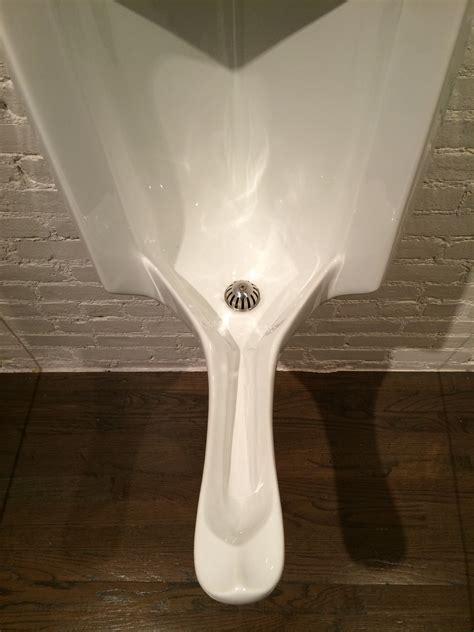 女性でも立小便ができる小便器 これでいいのか・・ ※画像※ まにゅそく 2chまとめニュース速報vip