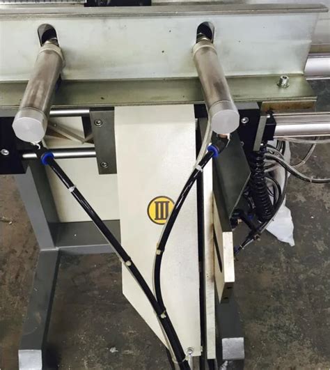 고효율 지능형 자동 물 슬롯 밀링 Pvc 및 Upvc 창을 위한