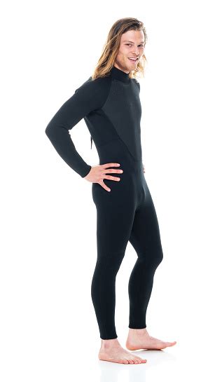 전면보기전체 길이1 인1 명 만 2029세 성인 잘생긴 사람 금발 머리긴 머리 백인 남성수영복을 입고 수영복수영복 을 입고 웃고 있는행복쾌활 한웃음맨발 20 24세에 대한