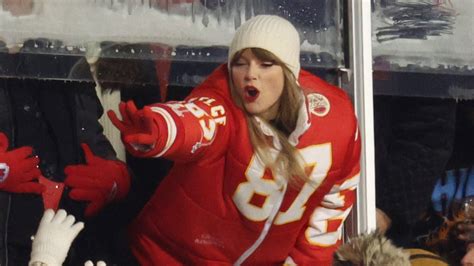 Taylor Swifts Nfl Fashion Look Back At All Of The Singers Chiefs