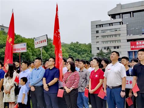 国旗迎风展诗篇颂华诞 土木工程学院