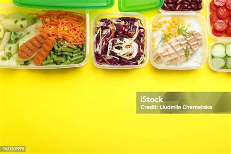 노란색 배경에 신선한 음식이있는 플라스틱 용기 세트 평평하게 누워 있습니다 텍스트를 위한 공간 0명에 대한 스톡 사진 및 기타 이미지 Istock