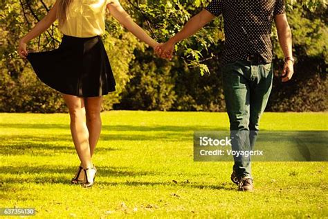 공원에서 손을 잡고 커플 걷기에 대한 스톡 사진 및 기타 이미지 걷기 공원 놀이 Istock