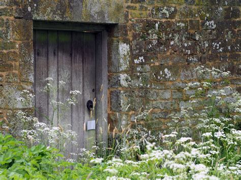 무료 이미지 건축물 꽃 창문 건물 늙은 벽 시골집 뒤뜰 역사적인 정원 유적 유럽 사람 재산 마당 건축의 농촌 지역 3072x2304