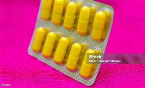 분홍색 배경에 물집 팩에 노란색 항생제 캡슐 의료 제약 개념 0명에 대한 스톡 사진 및 기타 이미지 0명 개념 개념과 주제 Istock