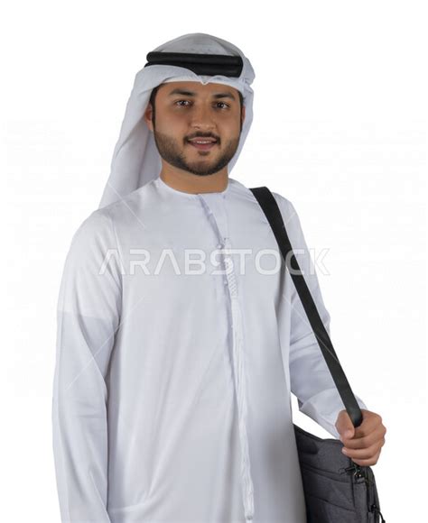 بورتريه طالب جامعي عربي خليجي اماراتي يضع الحقيبة على ظهرة ، يحمل بيده