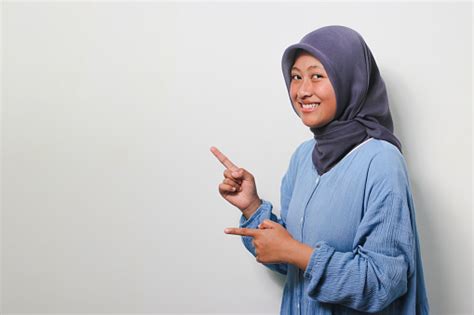 白い背景にヒジャーブの興奮したアジアの若い女の子が指を指す 12歳から13歳のストックフォトや画像を多数ご用意 12歳から13歳 1