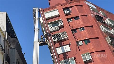 花蓮地震 市區1房屋傾斜8人受困、警消救援 生活 中央社 Cna