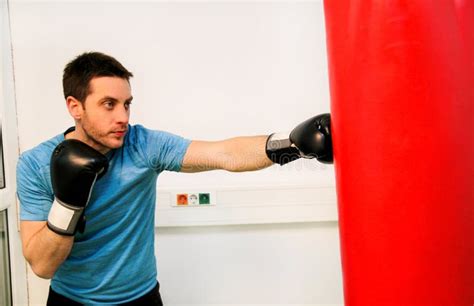 Boxertraining Trainiert Mit Einem Sandsack An Der Turnhalle Stockfoto