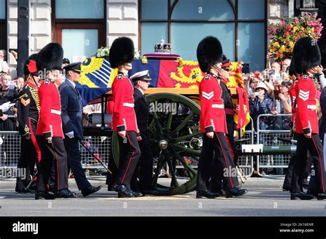 London Uk The Queens Coffin Procession Reaches Whitehall She Will