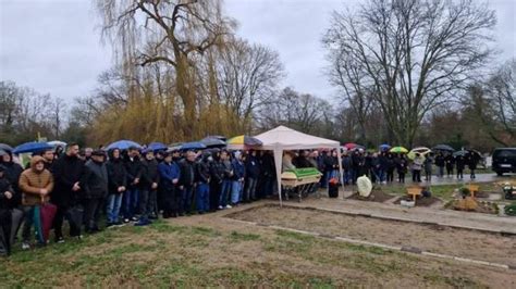 数百人参加被德国警方打死的土耳其人厄兹坎的葬礼 Trt 中文