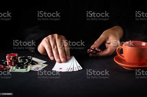 플레이어는 포커 클럽에서 두 쌍의 승리 조합이있는 카드를 보여줍니다 카지노에서의 성공 또는 행운 게이머에 대한 스톡 사진 및