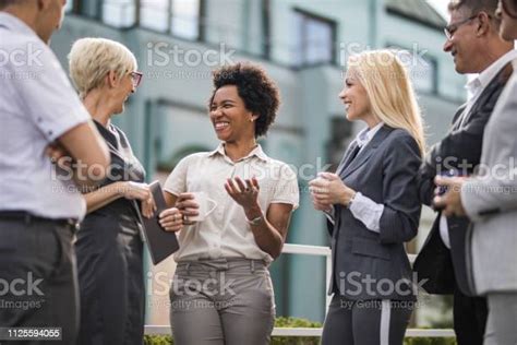 행복 한 비즈니스 동료는 테라스에서 커피 브레이크에 대 한 얘기 야외에 대한 스톡 사진 및 기타 이미지 야외 팀워크 직업
