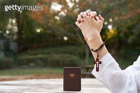 종교 기도 커뮤니케이션컨셉 소원 정지활동 믿음 컨셉 십자가 찬양 이미지 Jv13130184 게티이미지뱅크