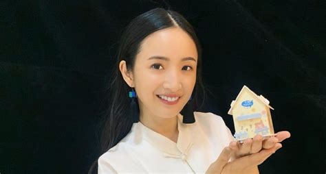 林依晨產後首露面！曬「母女牽手照」超溫馨：謝謝小寶貝
