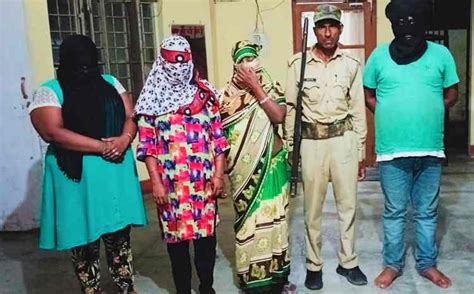 Highlight सेक्स रैकेट का भंडाफोड़ तीन महिलाएं और आपत्तिजनक सामग्री